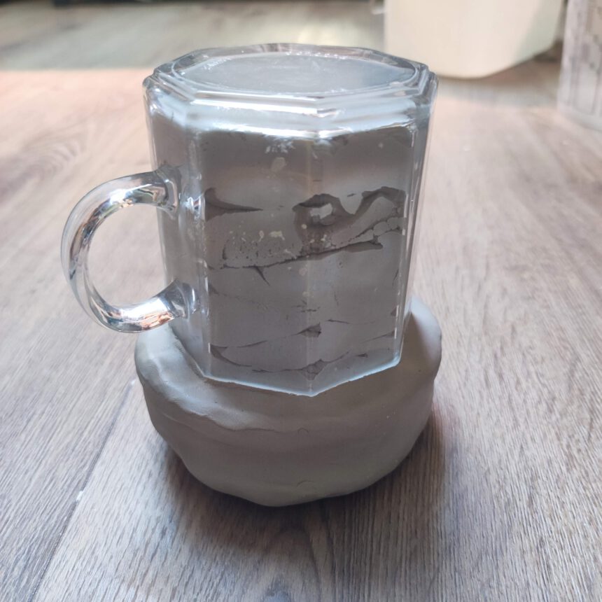 Hoe maak je keramiek? Deel 7: tweedelige mal maken van een kopje ...