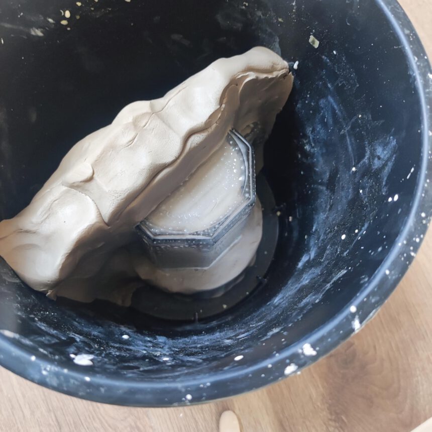 Hoe maak je keramiek? Deel 7: tweedelige mal maken van een kopje ...