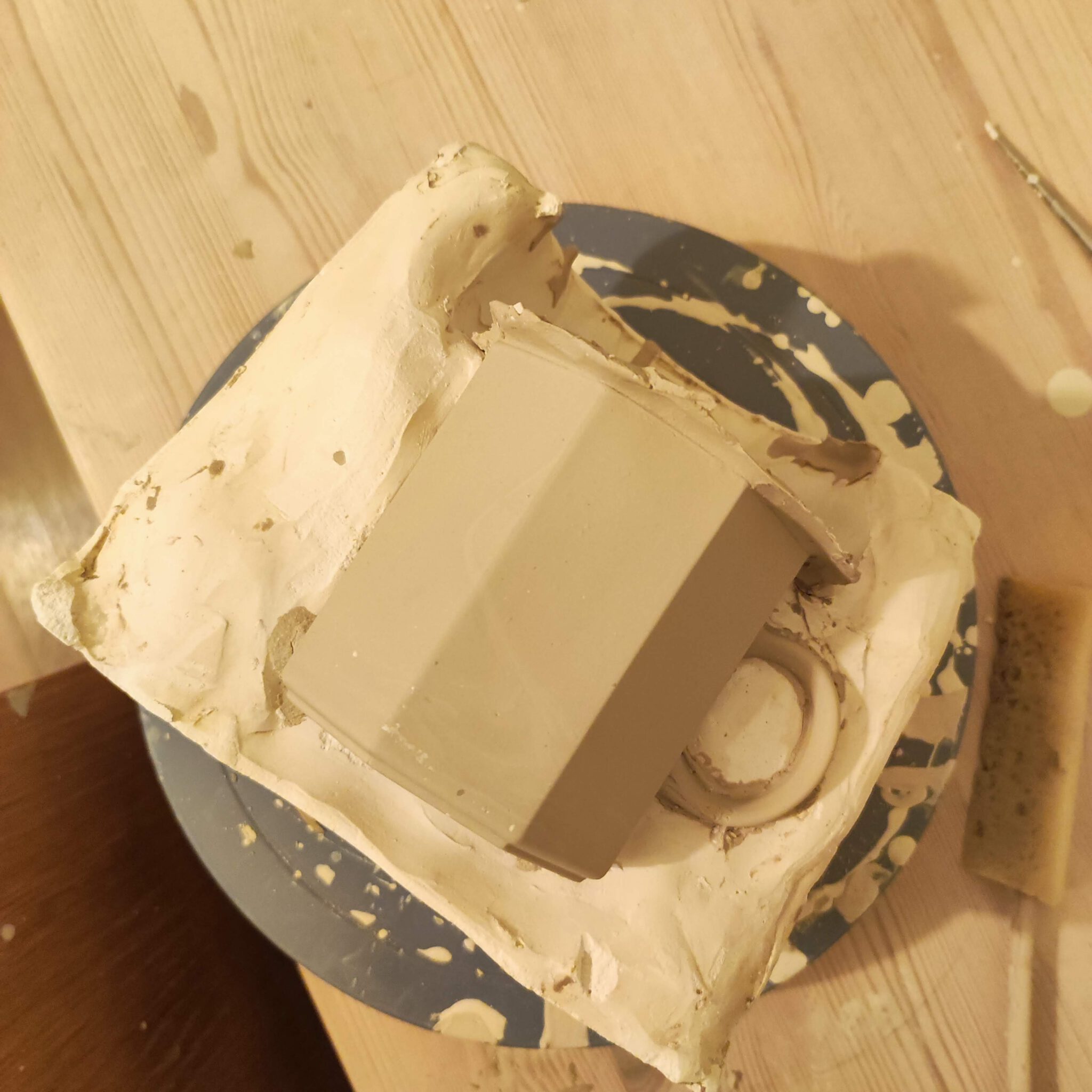 Hoe maak je keramiek? Deel 7: tweedelige mal maken van een kopje ...